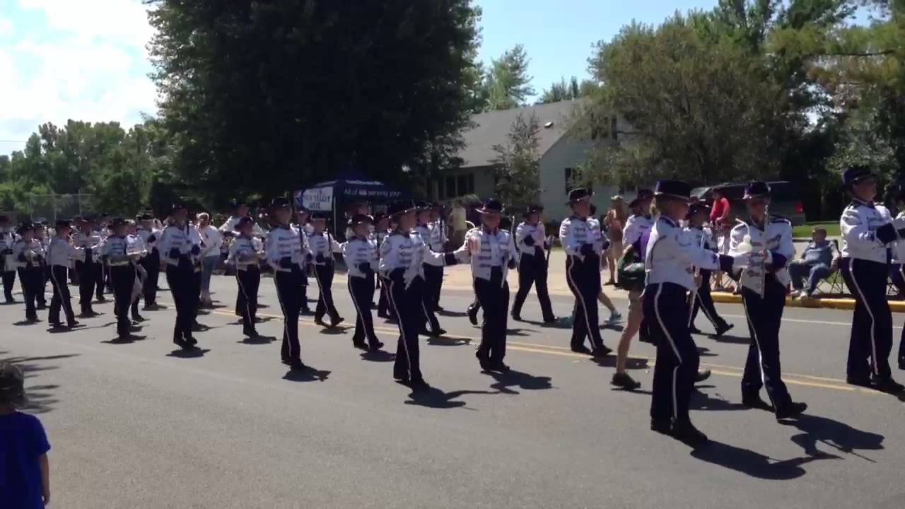 Onalaska Hilltopper Band at Holmen WI 2013 Kornfest Parade - YouTube