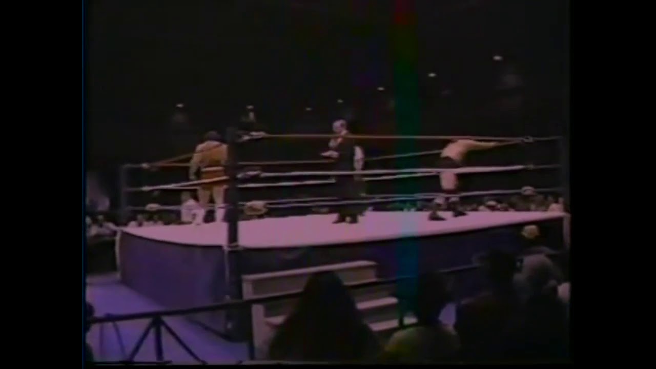 Ted Arcidi vs Jobber Johnny K-9 WWF 1986 - YouTube