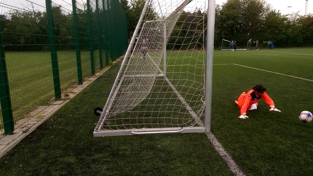 Hay-Skolen - Sølvgades Skole: Keeper Celine redder flot - YouTube