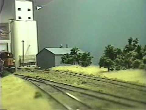 Milwaukee Road LG Everist Rock Train HO Scale - YouTube