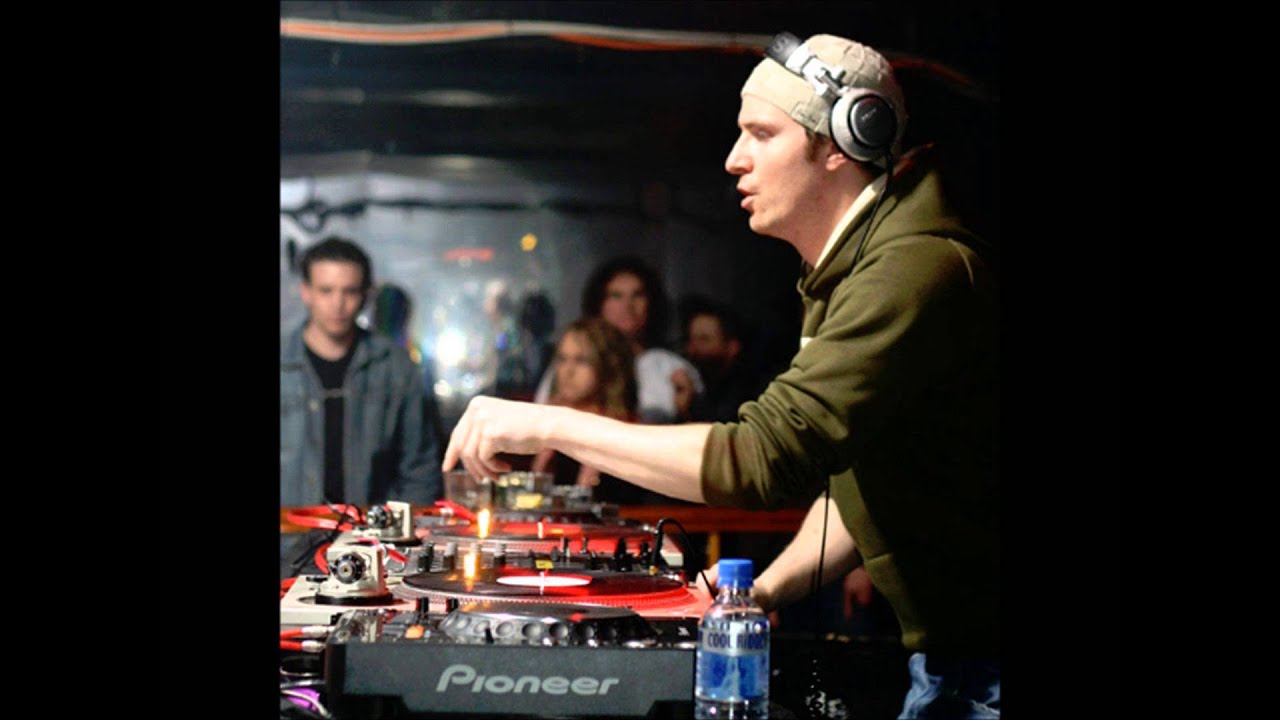 DJ Teebee @ The Breezeblock - 22.10.2001 - YouTube