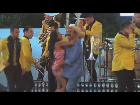 Ponte al Día: alcalde de San Blas no ve nada de malo el levantar la falda a una jovencita