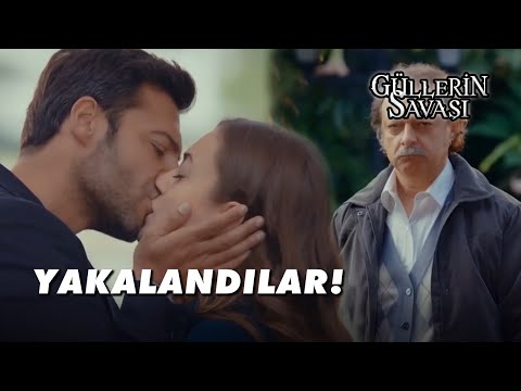 Salih Efendi, Ömer ile Gülru'yu Öpüşürken Yakaladı! - Güllerin Savaşı 19. Bölüm