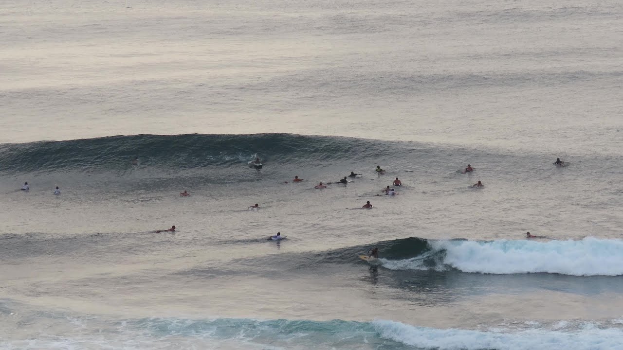 FREE SURFERS CROWD BIG WAVE SURFING AT ULUWATU - YouTube