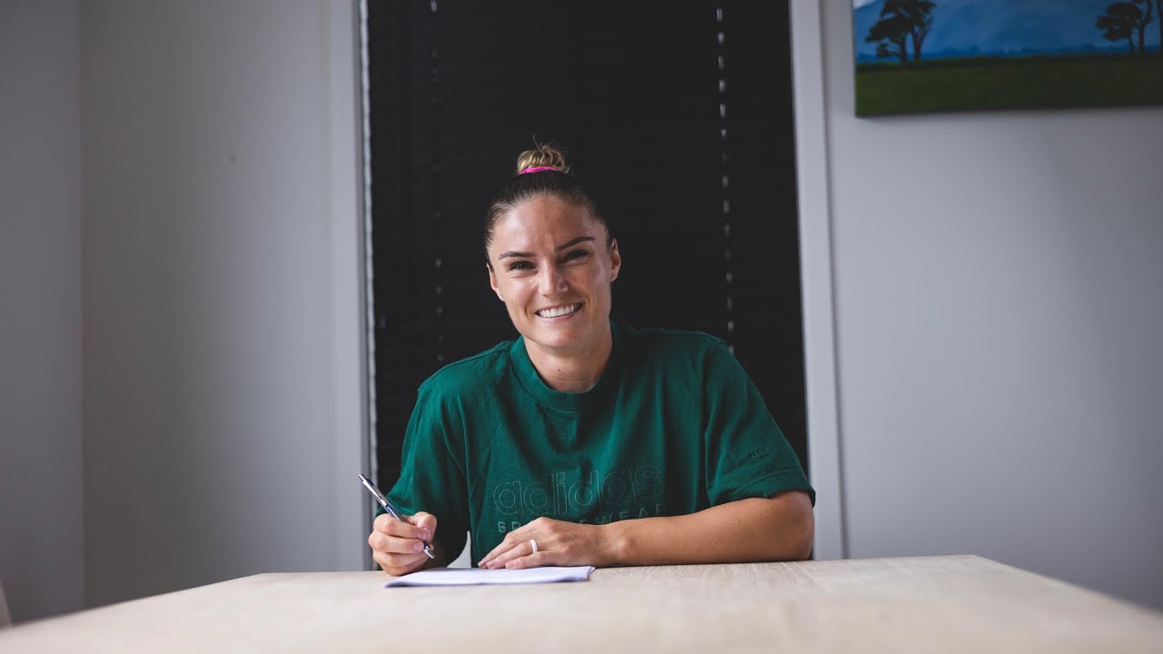 Michaela Blyde Signs || Exclusive Interview - YouTube