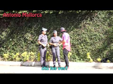 Espanhol beijando policial no brasil