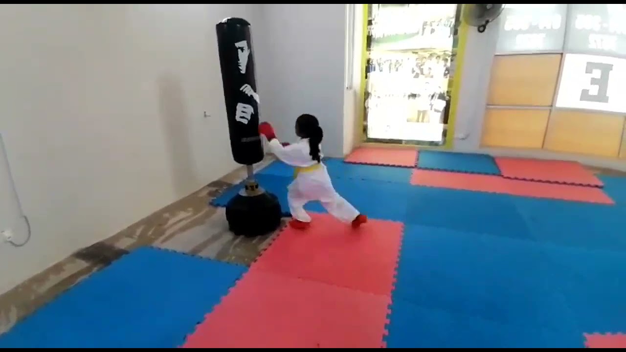 F09007 FEMALE KUMITE 9 AND BELOW - YouTube