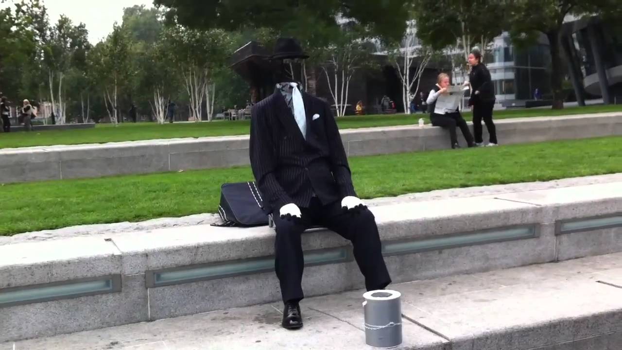Man with no head attracting tourist under Tower Bridge - YouTube