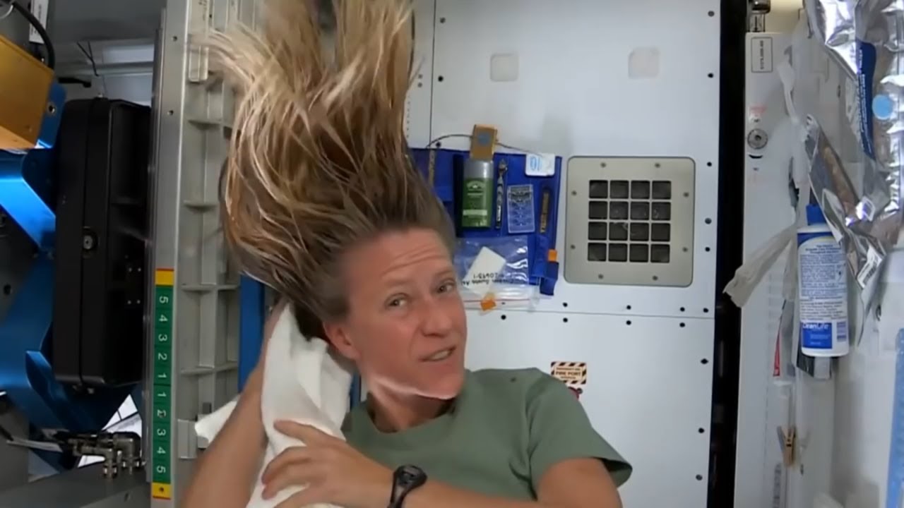 الاستحمام في الفضاء / Bathing in space - YouTube