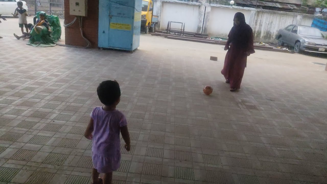 আরিশা তার মায়ের সাথে বল খেলছে। - YouTube