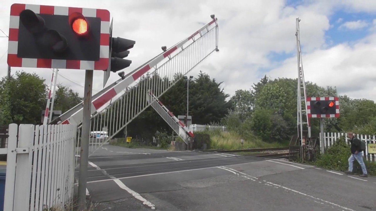 Worle And Puxton Level Crossing 20/06/20 - YouTube