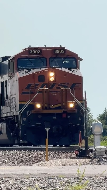 Tier 4 leading fast 60-65 mph BNSF Z train!! #bnsftrains #bnsfrailway #bnsf - YouTube