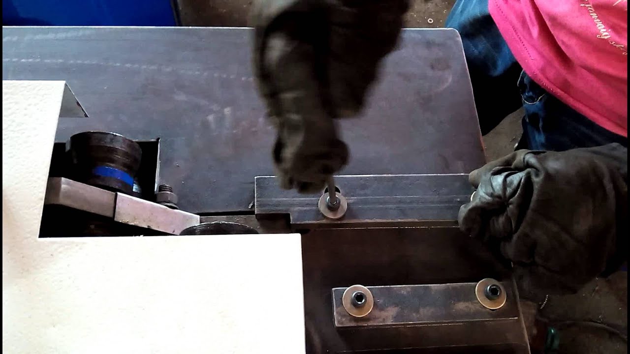 Pittsburgh lock forming machine / duct lock forming machine - YouTube