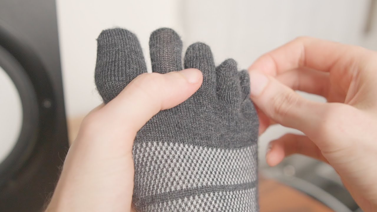 TOE SOCKS / how to put on injinji's in ten seconds - YouTube