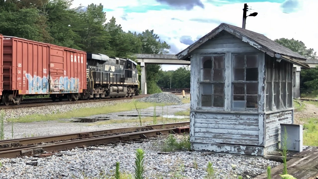 7 Locomotives Pull Extra Long Train! 2 Trains In One! Mid Train DPU ...