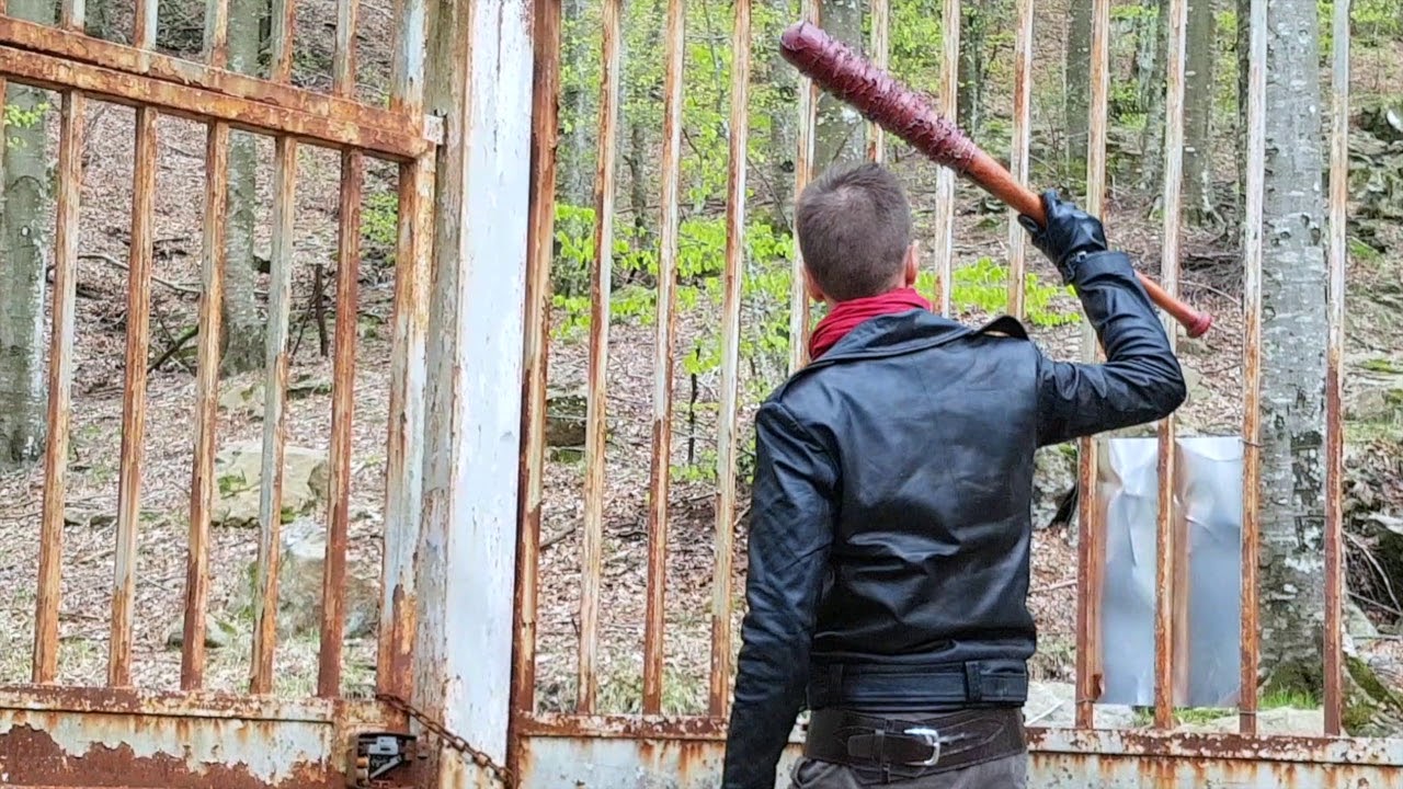 Negan: 'Little pig little pig let me in' - The Walking Dead [Cosplay ...