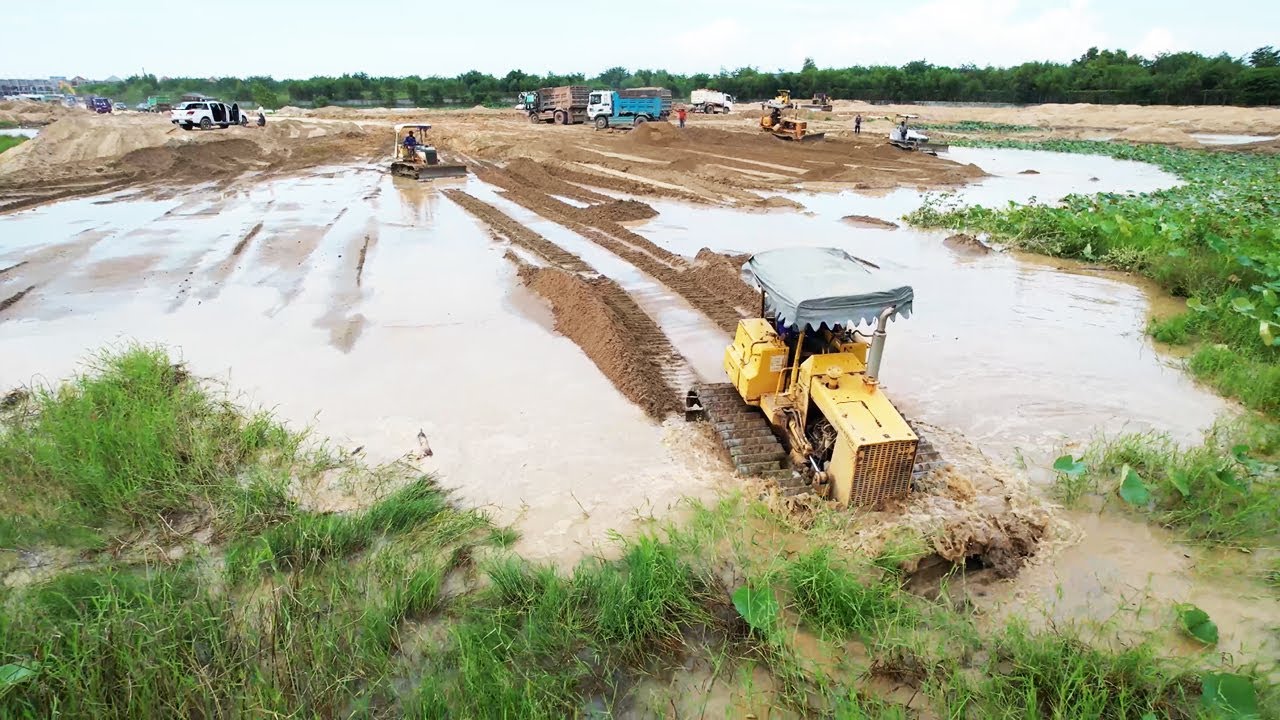Great Operator Push Clearing Sand In Water For Sand Filling Up 4 Mini ...