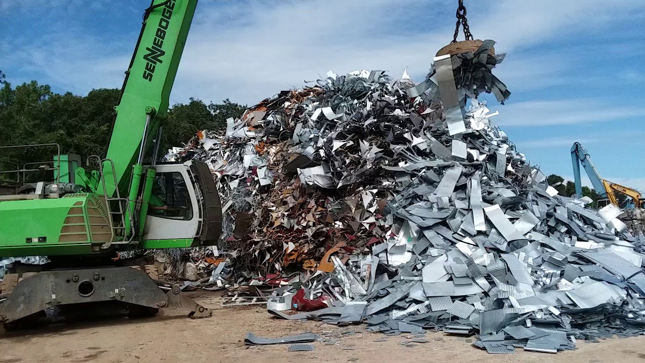 Sennebogen 825M stacking with magnet - YouTube