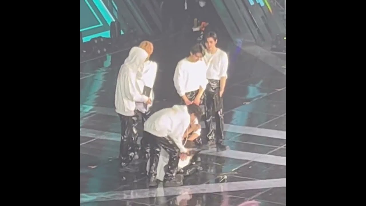 ENHYPEN JAKE CRYING AND MEMBERS COMFORTING HIM - YouTube