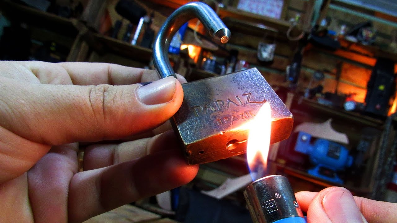 É assim que os ladrões abrem cadeados com isqueiro e um cartão Nubank ...