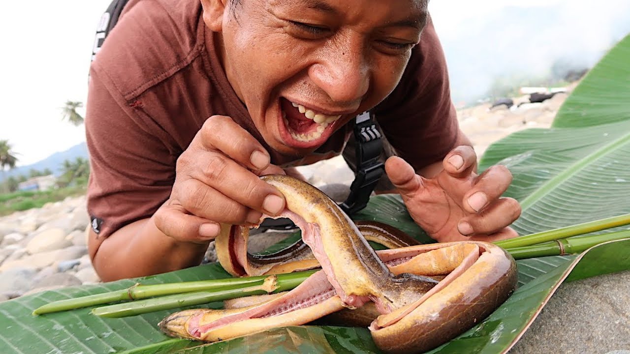 🔴BERTAHAN HIDUP: NEKAT MAKAN ULAR - YouTube