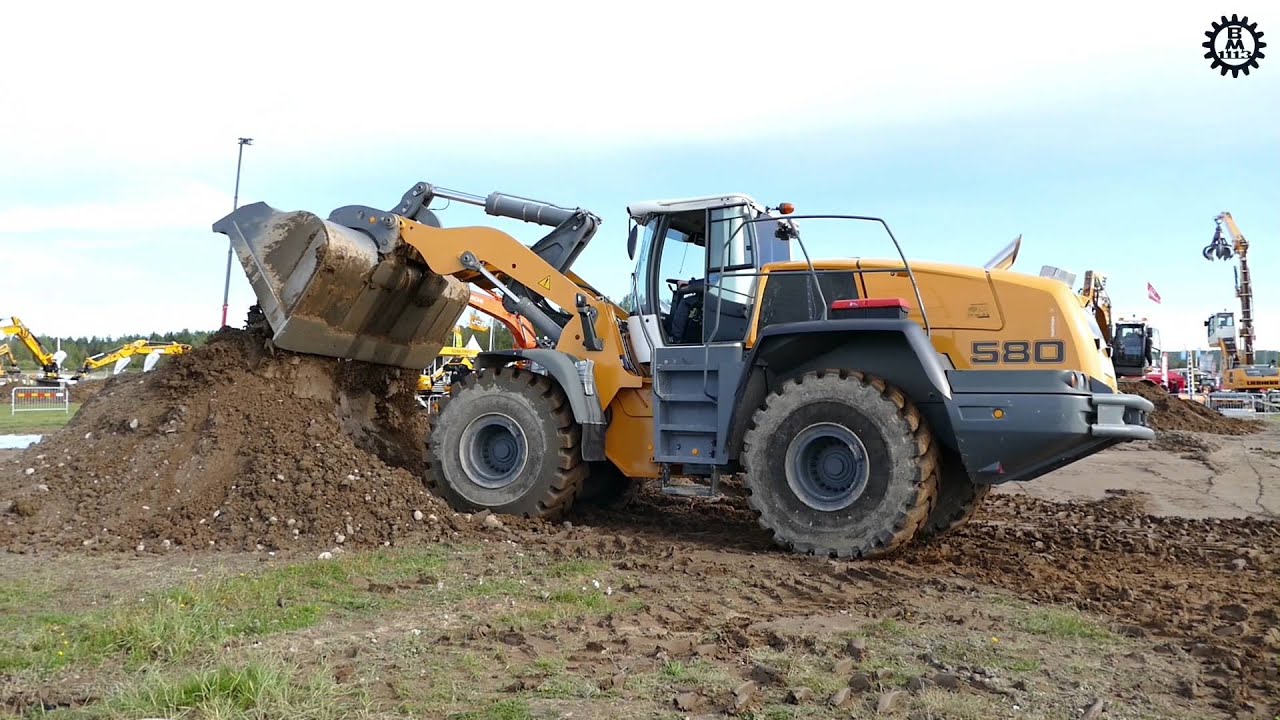 Liebherr L580 at Load up North 2015 - YouTube