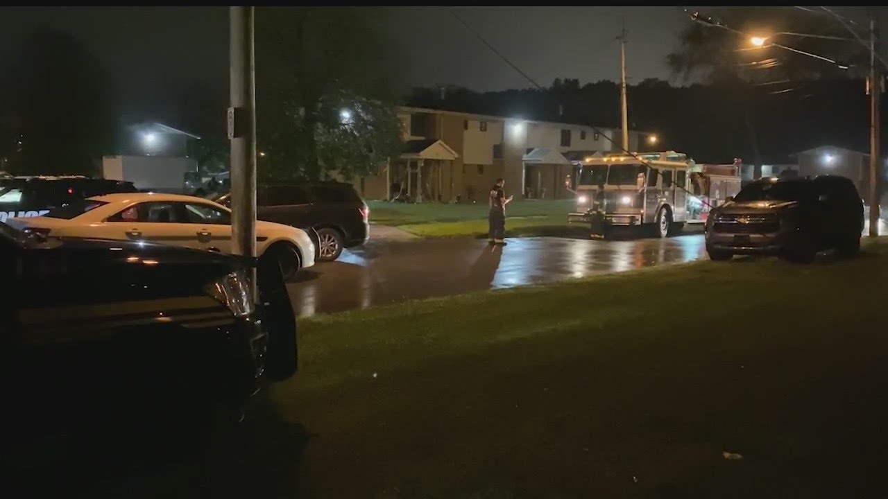 Large police presence, SWAT surround apartment complex in Warren - YouTube