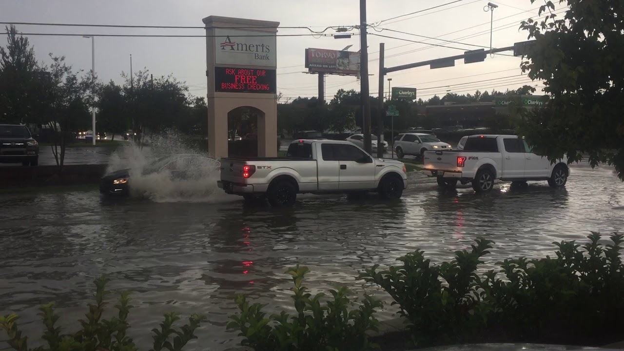 A severe thunderstorm caused localized flooding in Panama City - YouTube