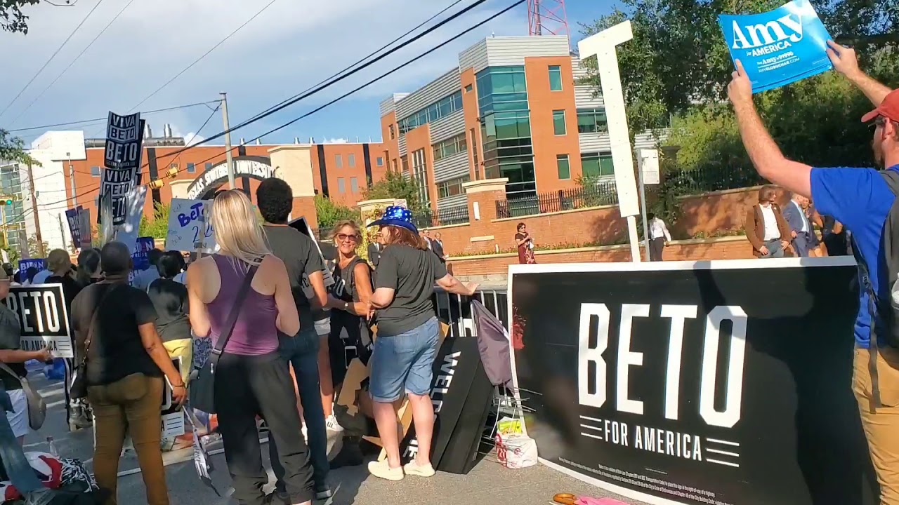 Biggest Crowd at the Debates! Andrew Yang's? - YouTube