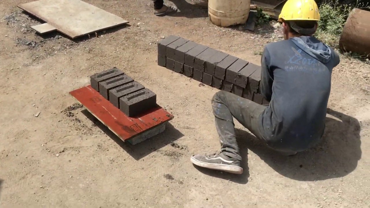 P2008 - Diesel engine hydraulic Bricks making machine. - YouTube