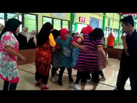 Sepak bola joget ibu ibu semok sampai buka daster