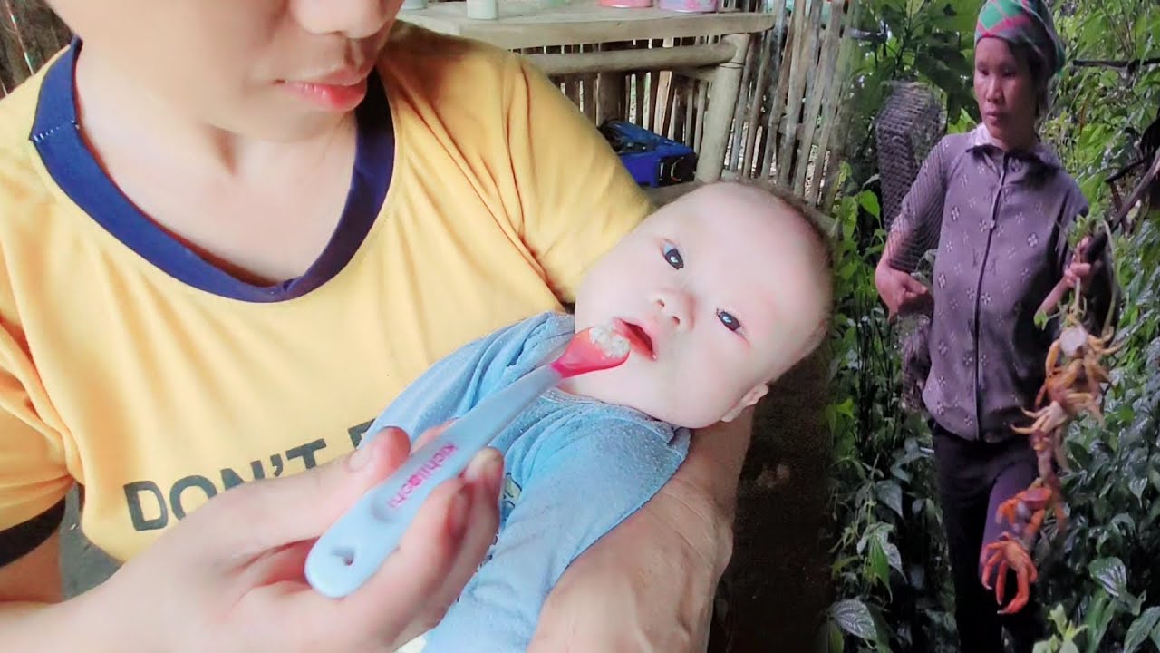 The difficult and deprived life of a single mother and child every day ...