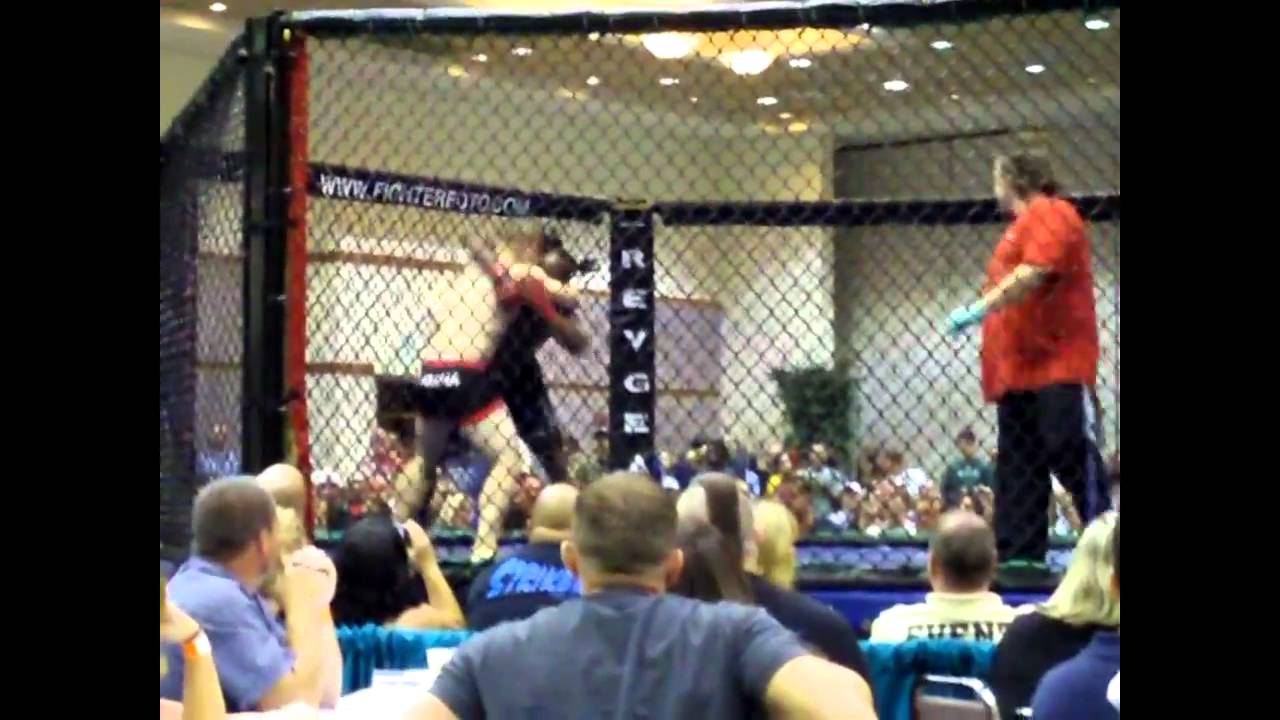 Tyler Young vs Marlo Rhodes - YouTube