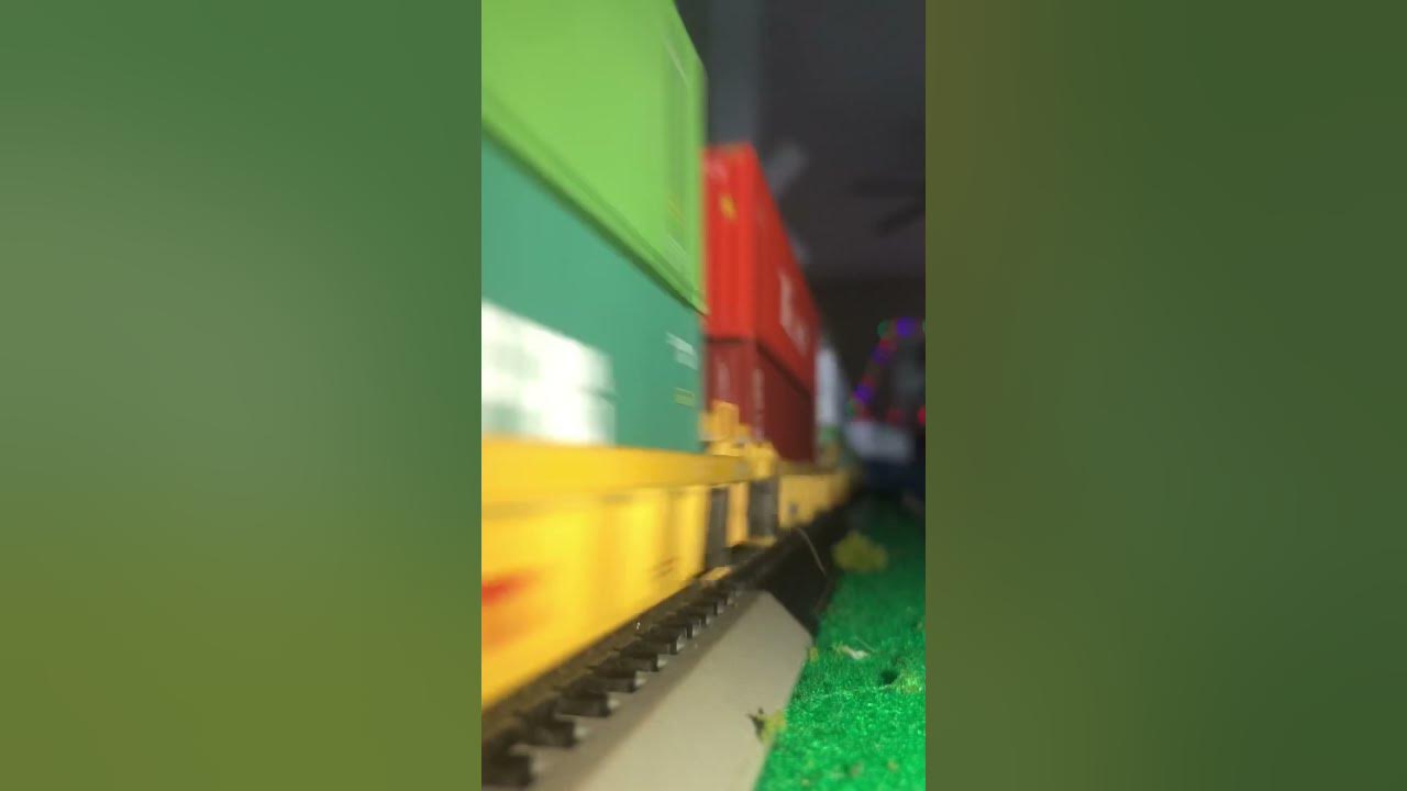 Short HO scale intermodal train - YouTube