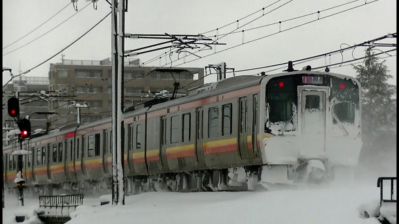 雪を巻き上げるE129系B19編成 信越本線下り - YouTube