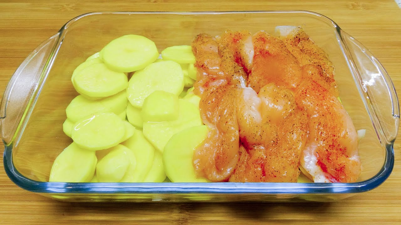 Coloque las patatas y el pollo en capas y cubra con una salsa especial ...