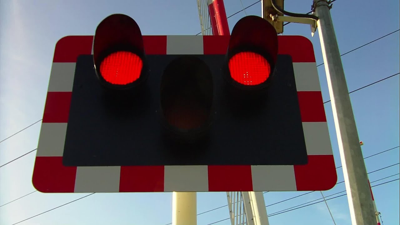 Automatic Level Crossing - Merrion Gates, Dublin - YouTube