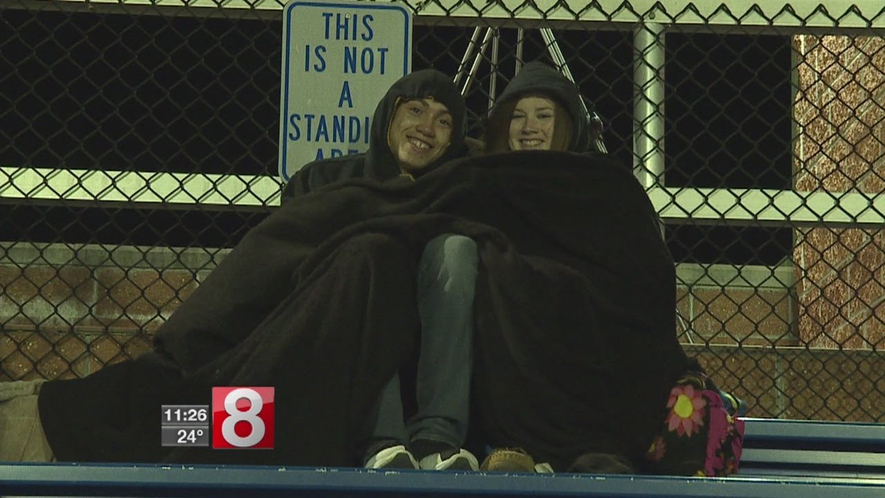 Middletown football fans brave the cold weather - YouTube