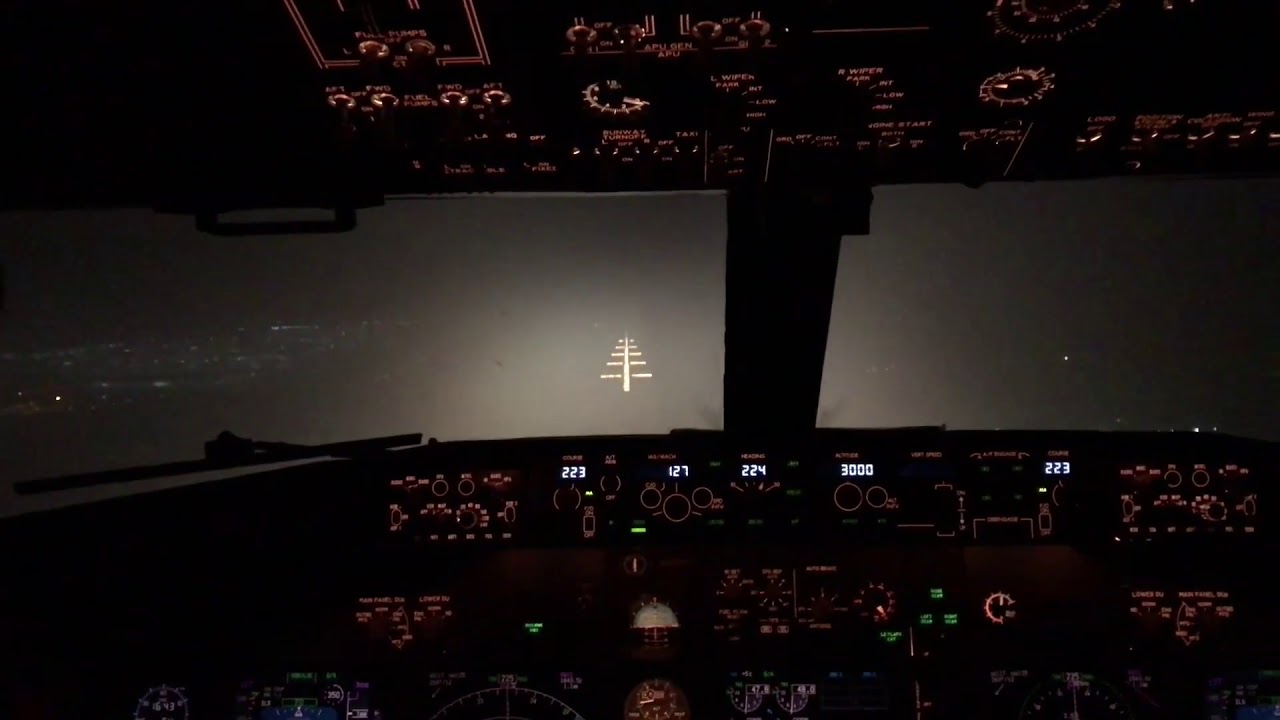 Boeing 737 Foggy Cockpit Landing in London Stansted - YouTube
