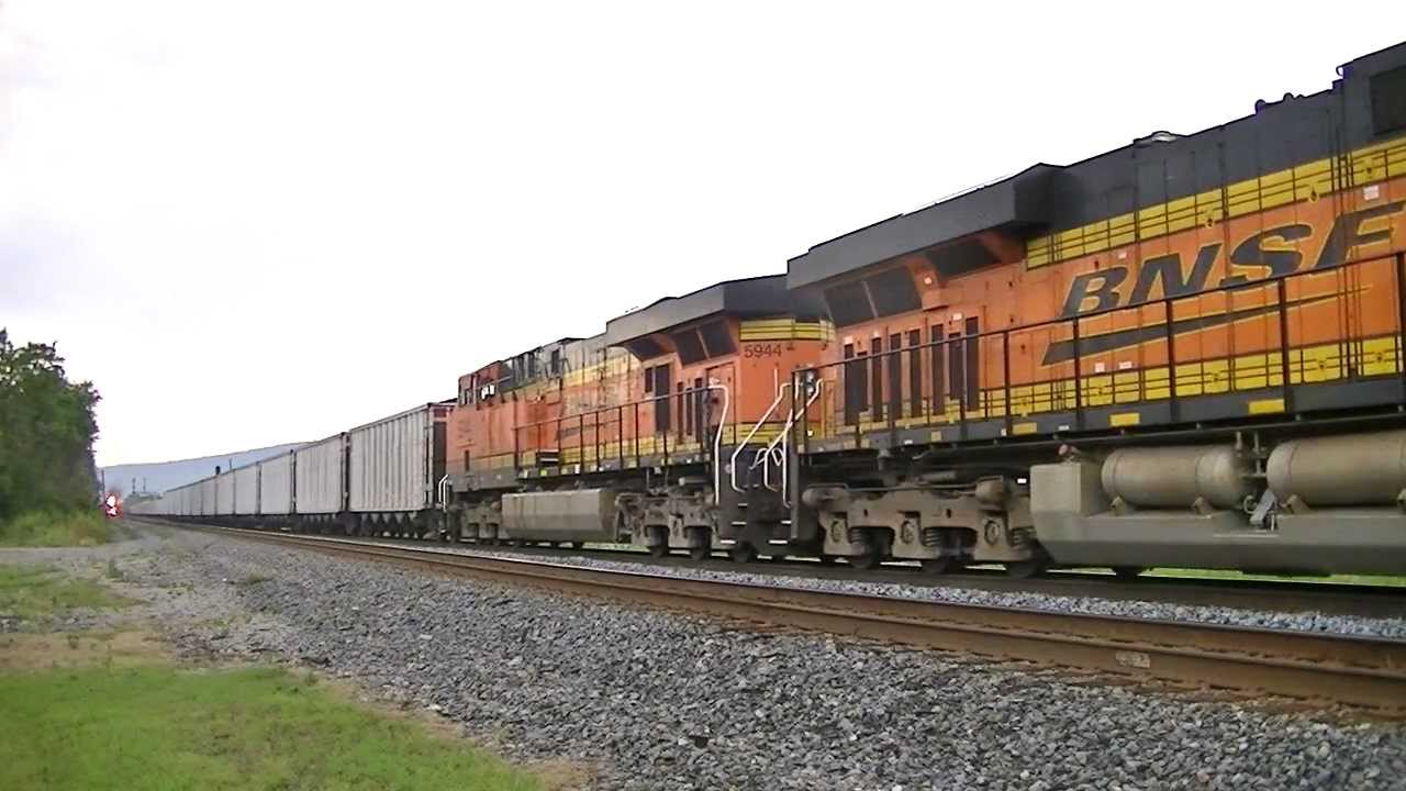 NS 736 & CSX Q211-19 w/ Conductor TJ Smith Race out of Chattanooga, TN - YouTube