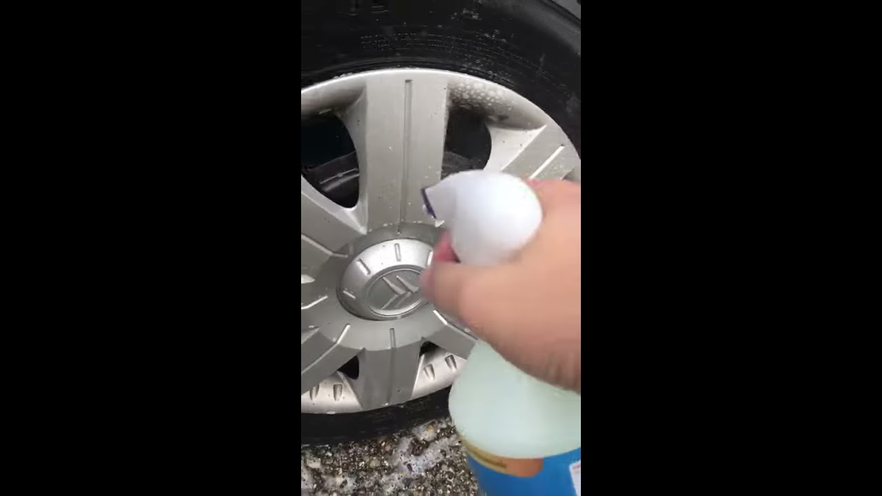 Nettoyage des roues de la voiture avec le super dégraissant rapide et ...