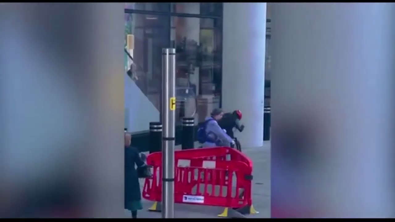 Public in Bishopsgate stepped up to help stop phone mugging - YouTube
