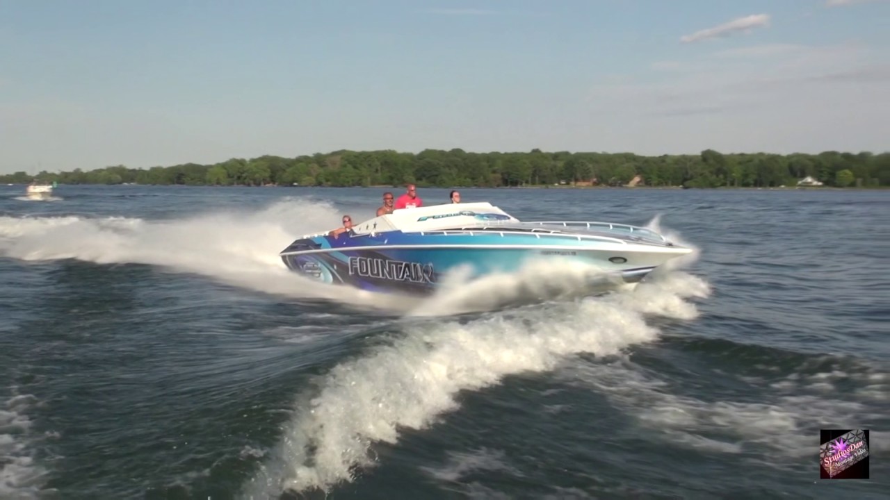 Slowmotion 4 jumps of speedboat in wave Fountain Scarab Sonic 42 feet ...