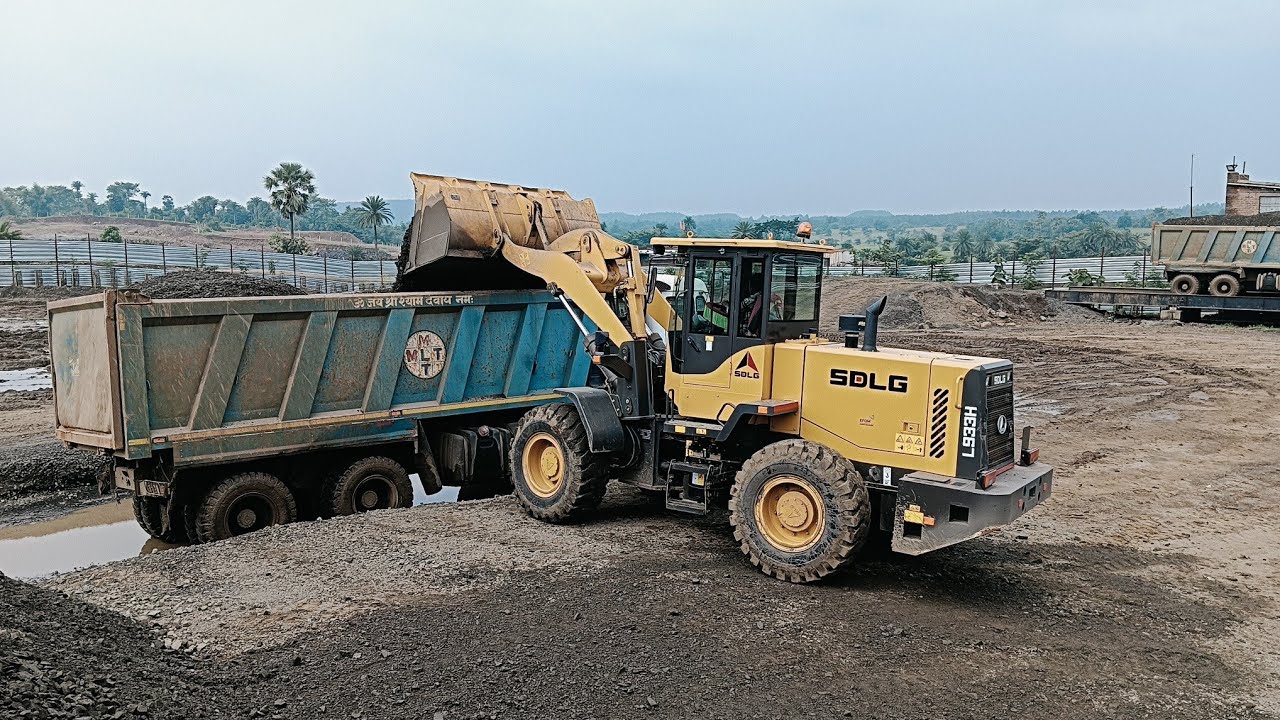 The Whell Loader Loading 12 wheeler tipper to (Normal speed) - YouTube