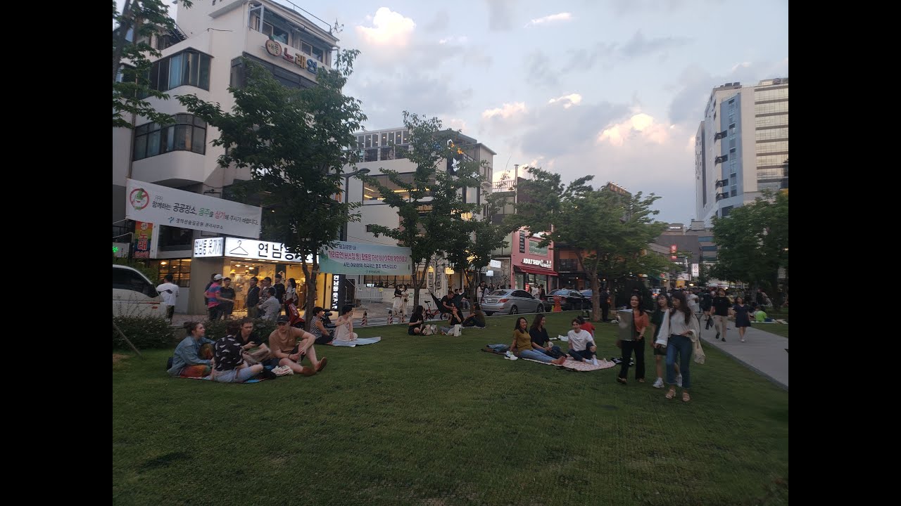 Touring the Hongik University Area of Seoul Korea - YouTube
