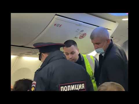 Passenger refuses to put on a mask, banned from flight (Russia) - YouTube