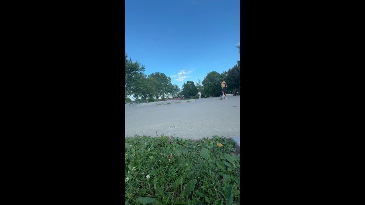 chill ahh skatepark sesh $5 for a fakie heelflip - YouTube