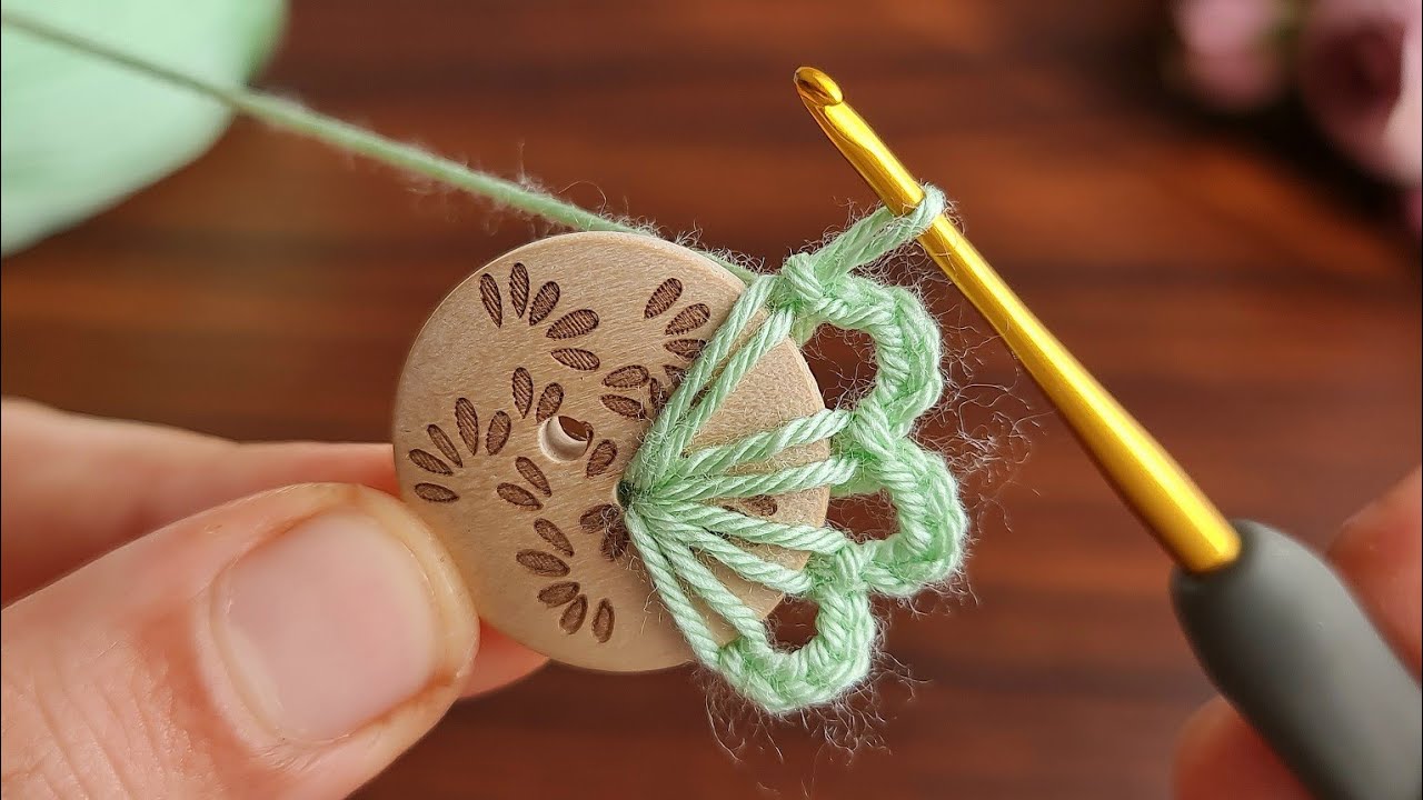 Wow!.Great design,knit with button 😍 Super easy very useful crochet ...