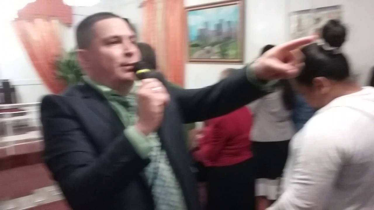 Roger Arroyo canta Se mueven las Aguas en Washington DC - YouTube