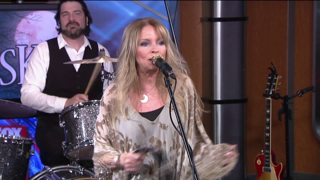 Tusk brings `Fleetwood Mac` sound to Fox 8 studios - YouTube
